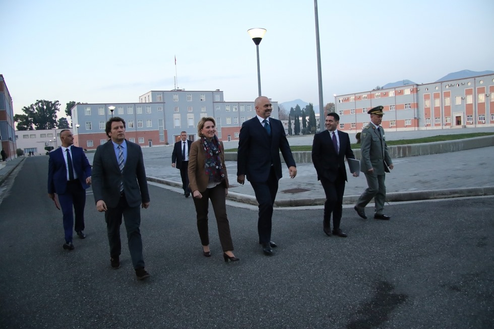 Kryeministri Edi Rama surprizon ushtarakët, rritja e rrogave 8÷10% Kryeministri Edi Rama surprizon ushtarakët, rritja e rrogave 8÷10%