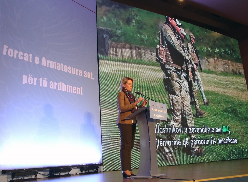 Kryeministri Edi Rama surprizon ushtarakët, rritja e rrogave 8÷10% Kryeministri Edi Rama surprizon ushtarakët, rritja e rrogave 8÷10%