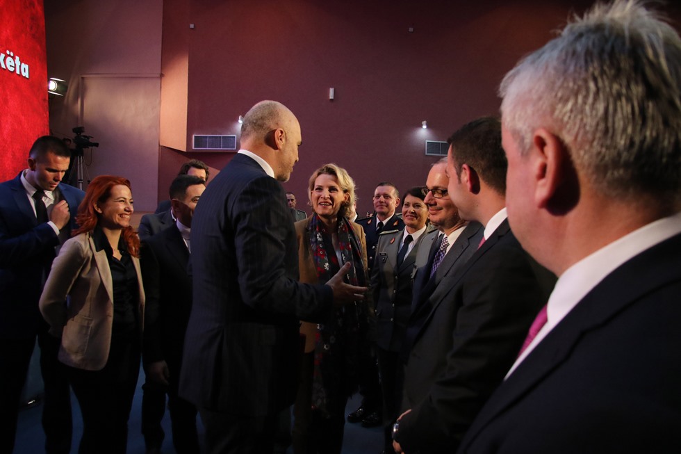 Kryeministri Edi Rama surprizon ushtarakët, rritja e rrogave 8÷10% Kryeministri Edi Rama surprizon ushtarakët, rritja e rrogave 8÷10%