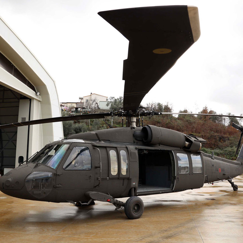 Vijnë në Shqipëri dy helikopterët e parë Black Hawk
